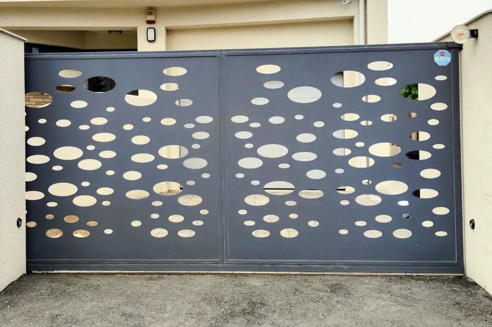 6 Inspirasi Model Pintu Garasi Besi Lipat Minimalis Terbaru